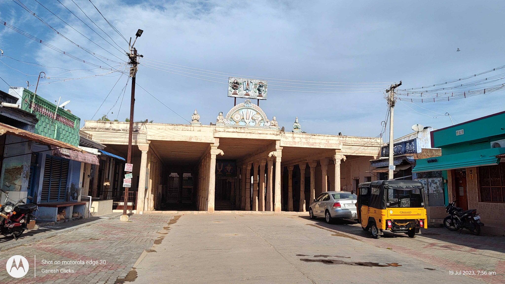 Sri Makara nendunkuzhaikathar Temple – Thenthiruperai ...